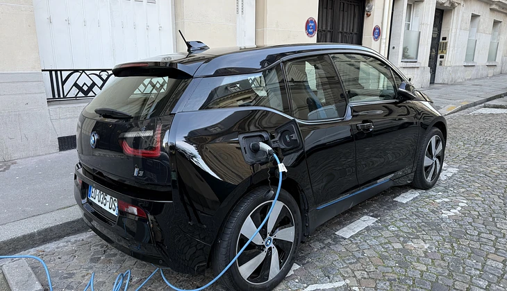 Location Bmw I3 à Paris 75008
