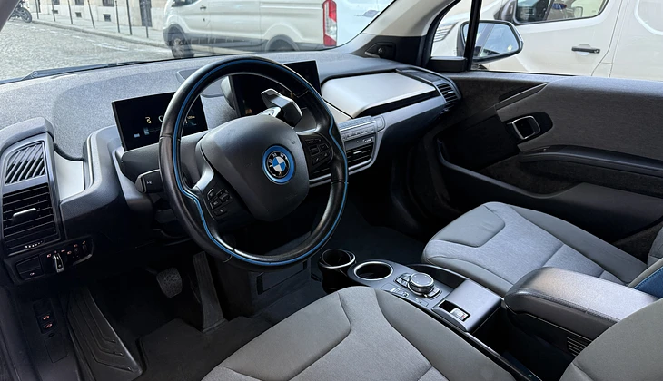 Location Bmw I3 à Paris 75008